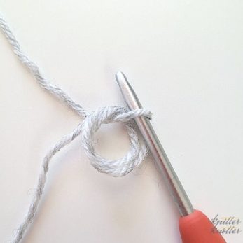 How to crochet a button in 5 minutes - Free pattern! - KnitterKnotter